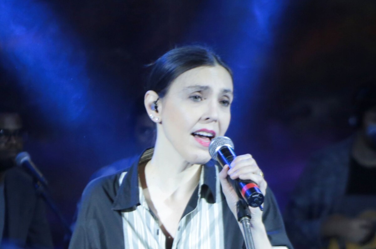 Foto: Adriana Calcanhoto se apresentou no jantar de 25 anos da ... Foto: Adriana Calcanhoto se apresentou no jantar de 25 anos da ...