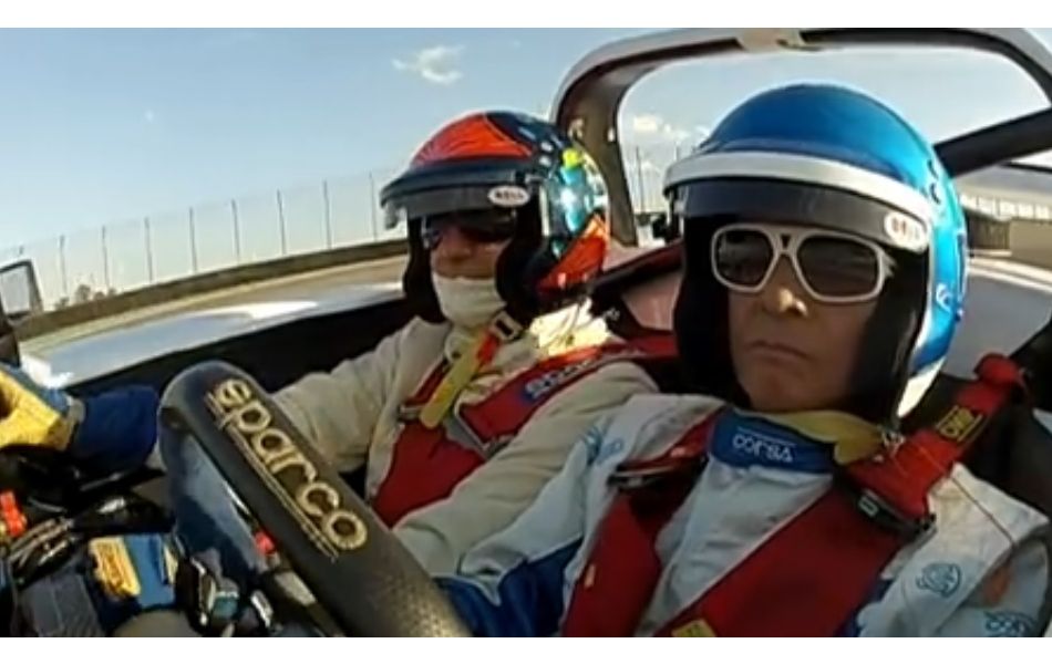 Roberto Carlos pilota carro de corrida e diz: 'É uma maravilha ...