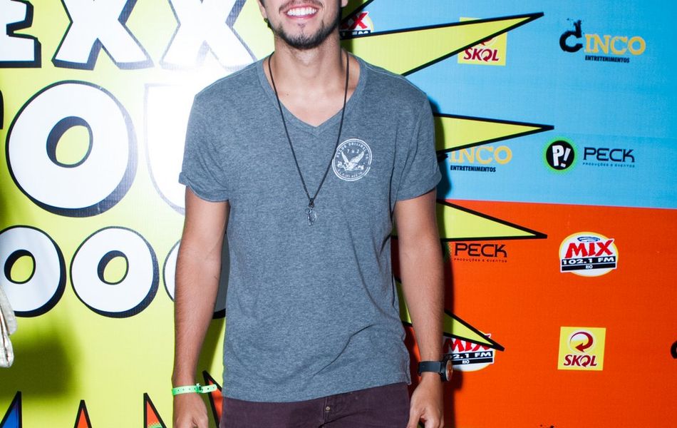 Rodrigo Simas e Lucas Malvacini curtem show do Naldo em evento no Rio ...