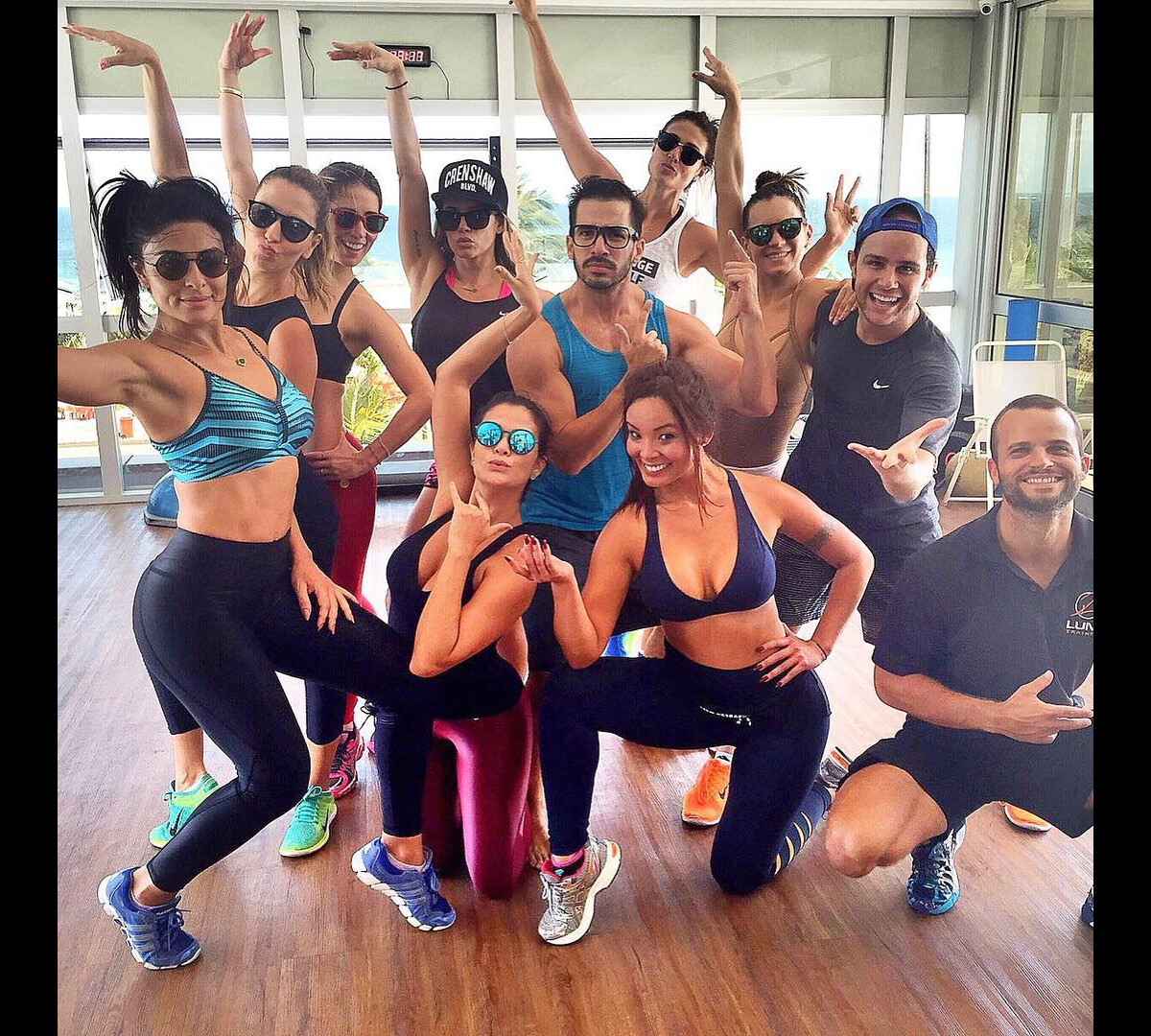 Foto: Justin Neto posa com suas alunas Juliana Paes, Deborah Secco e ...