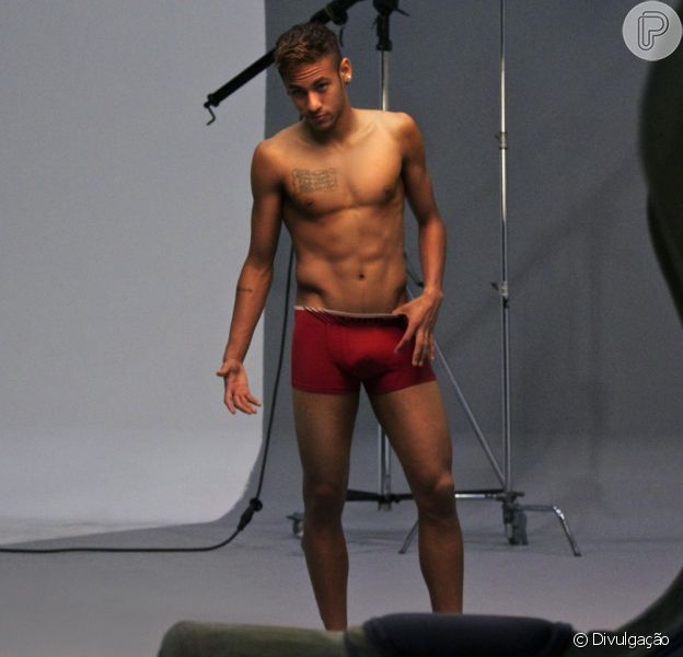 Neymar exibe o corpo sarado ao posar só de cueca e meia para campanha - Purepeople