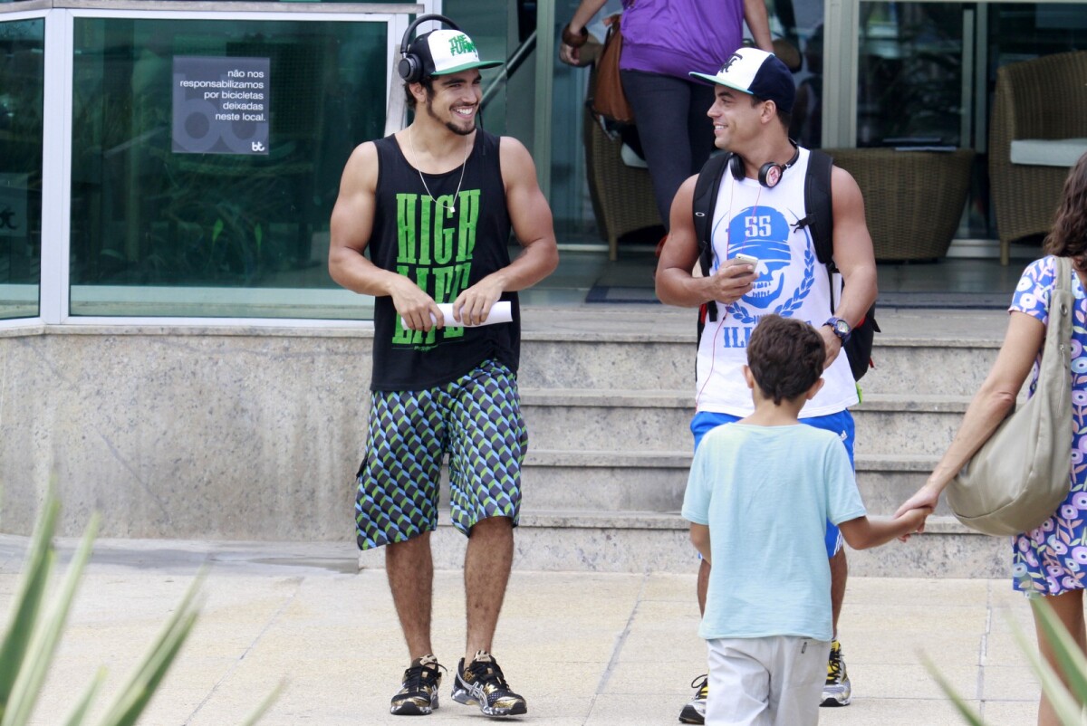 Foto: Caio Castro deixa academia na companhia do amigo Gabriel Maciel ...