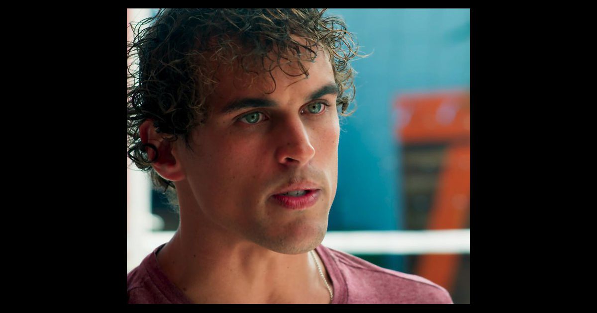 Gabriel (Felipe Roque) se incomoda ao ver Joana (Aline Dias) dançando ...