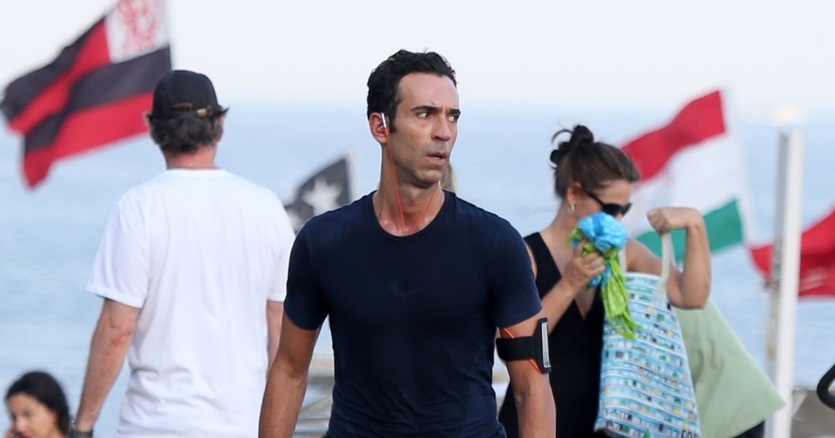 Cesar Trall foi clicado andando de patins na orla do Rio - Purepeople