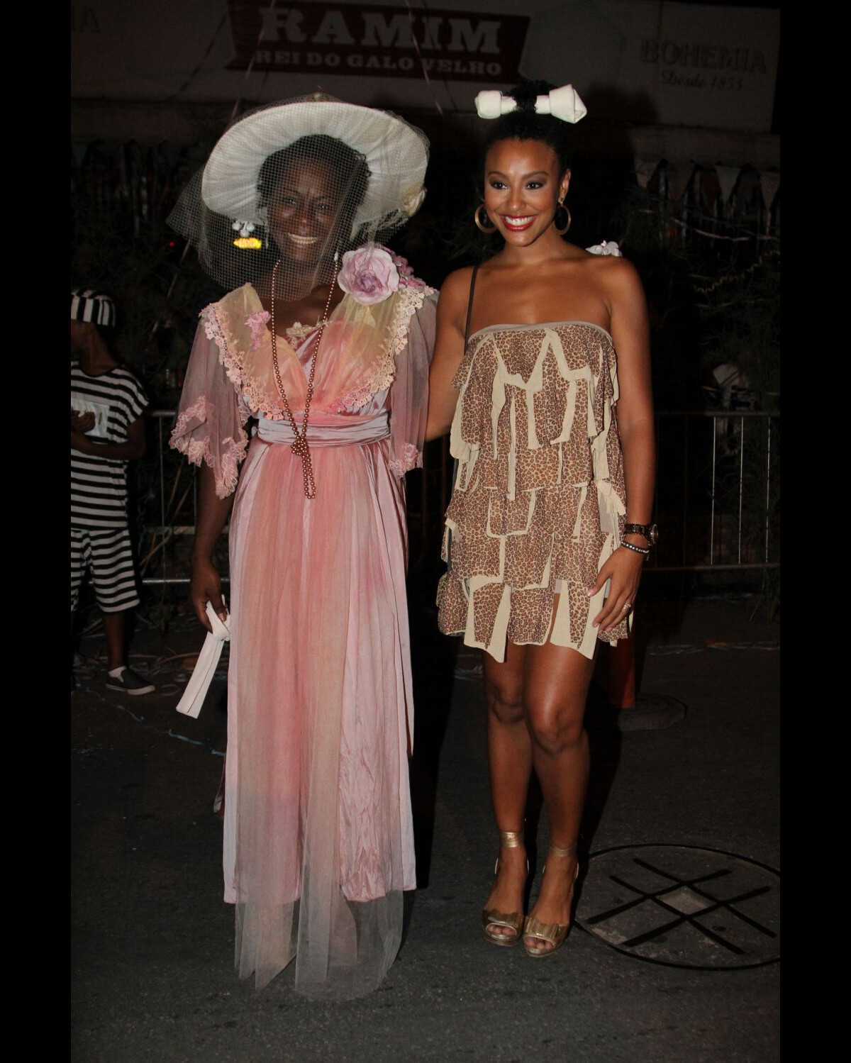 Foto: Zezeh posou ao lado da colega de elenco, Sheron Menezes, que se ...