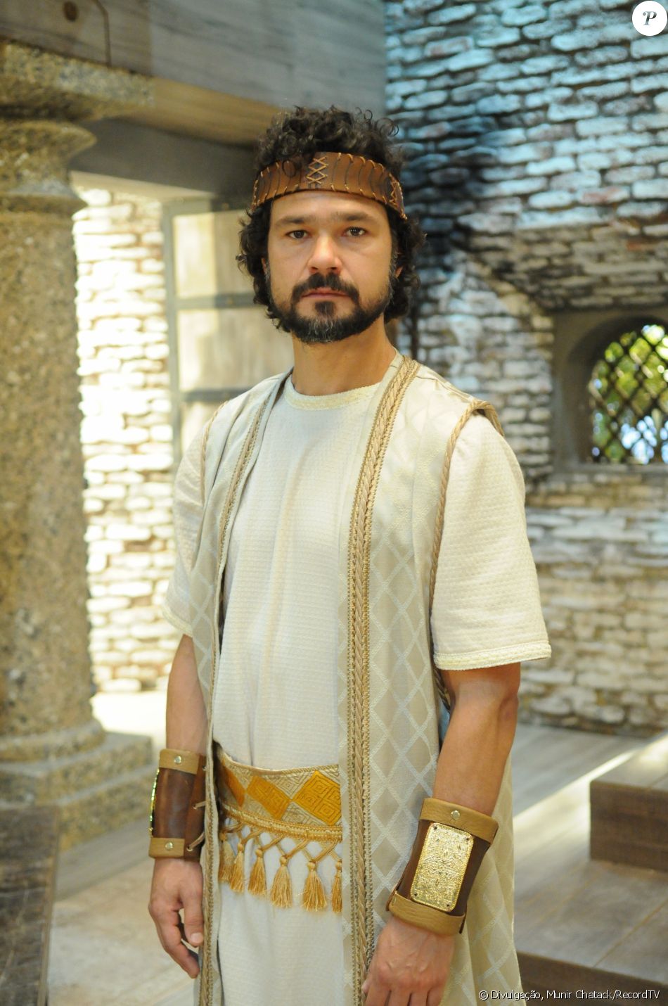 Daniel (Gabriel Gracindo) entra no quarto e não nota o mal-estar de Lia ...