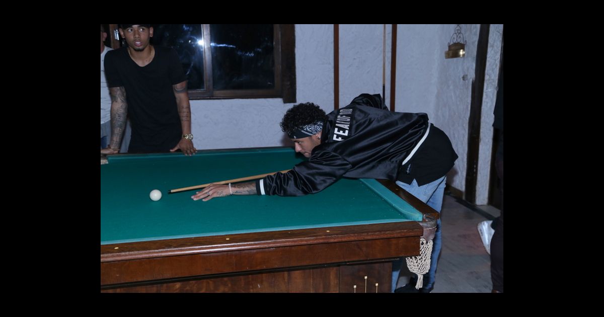 Neymar mostrou suas habilidades na sinuca durante o aniversário do ...