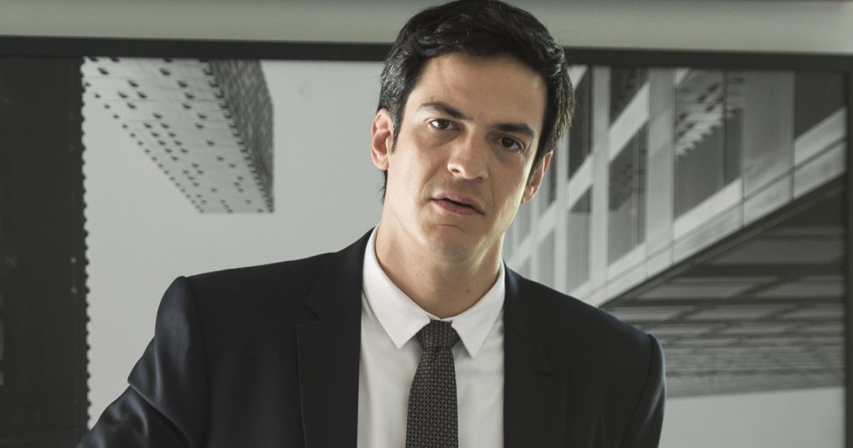 Eric (Mateus Solano) janta com a modelo mas se esquiva das investidas ...