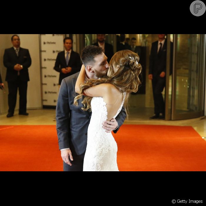O beijo de Lionel Messi e Antonella Roccuzzo após o casamento - Purepeople