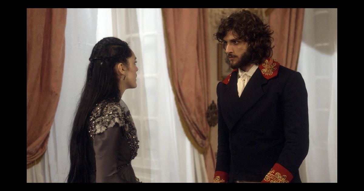 Joaquim (Chay Suede) perdoa Anna (Isabelle Drummond) ao saber que ...