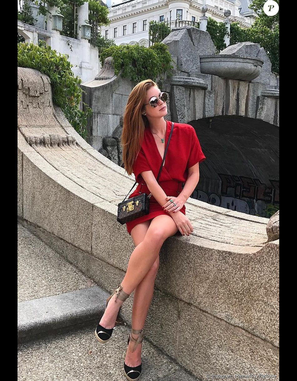 Marina Ruy Barbosa elegeu o look vermelho e espadrilles nos pés para ...