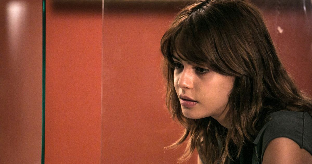 Nanda (Julia Dalavia) tem uma febre em decorrência do vírus HIV na ...