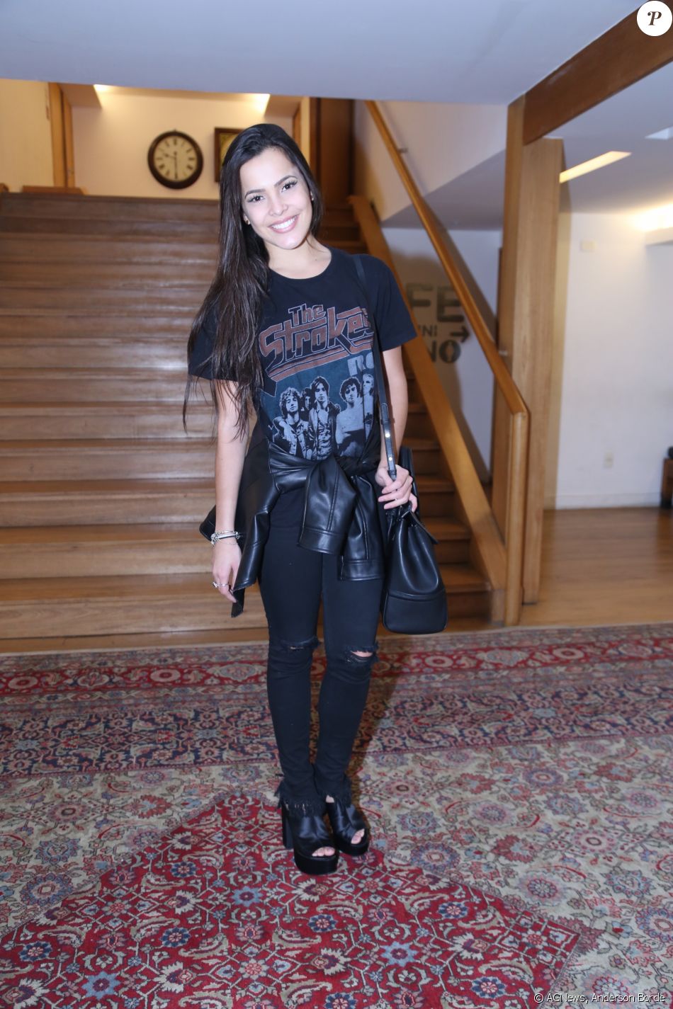 A ex-BBB Emilly apostou em um look todo preto para a estreia da peça ...