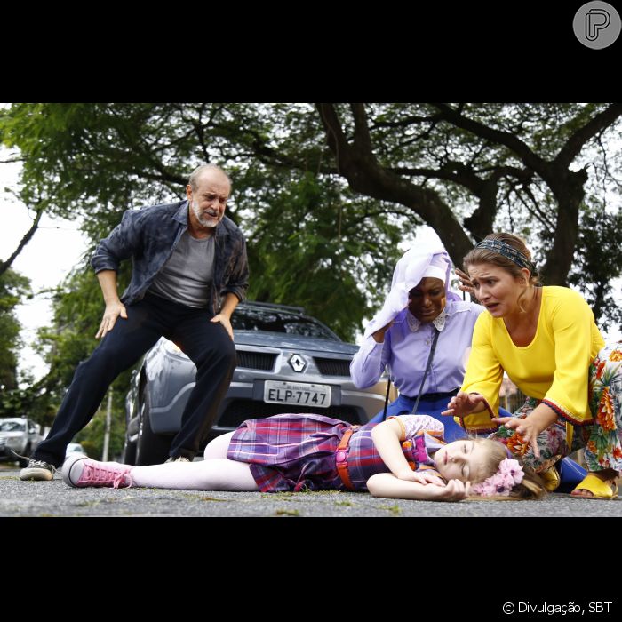 Irmã Fabiana (Karin Hils) e Fátima (Rai Teichimam) ficam desesperadas ...