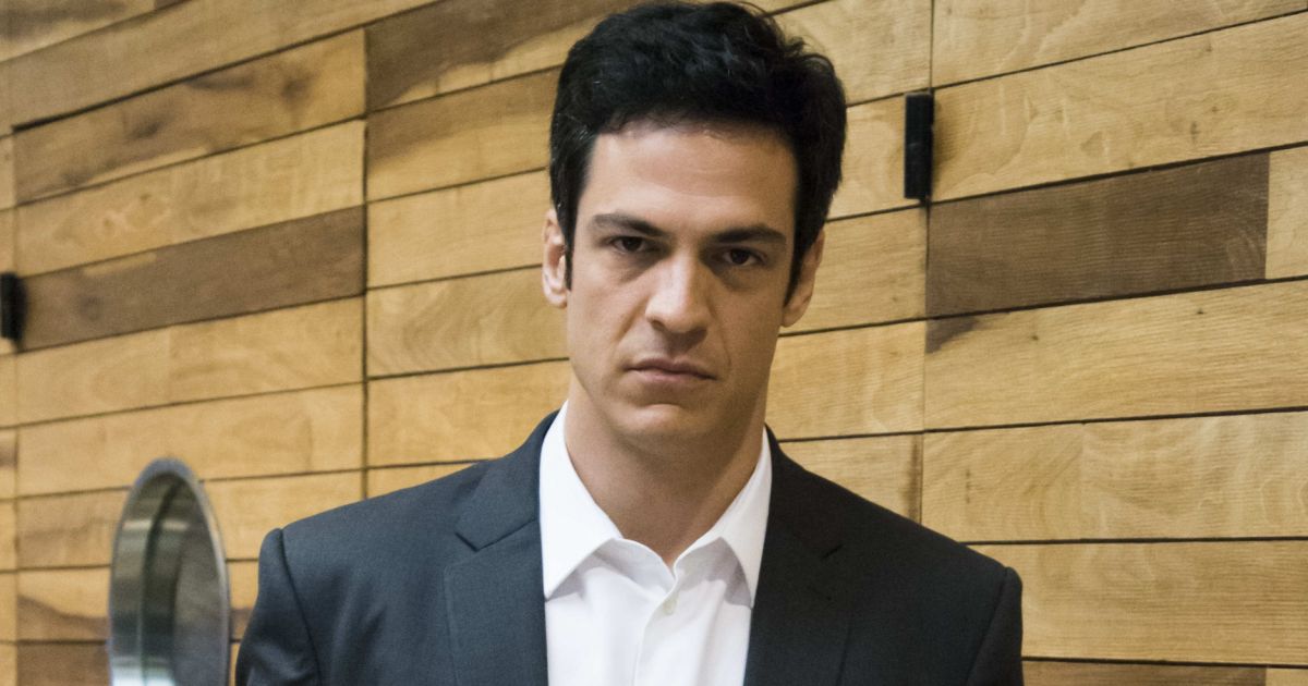 Maria Pia (Mariana Santos) leva Eric (Mateus Solano) à boate, ele ...