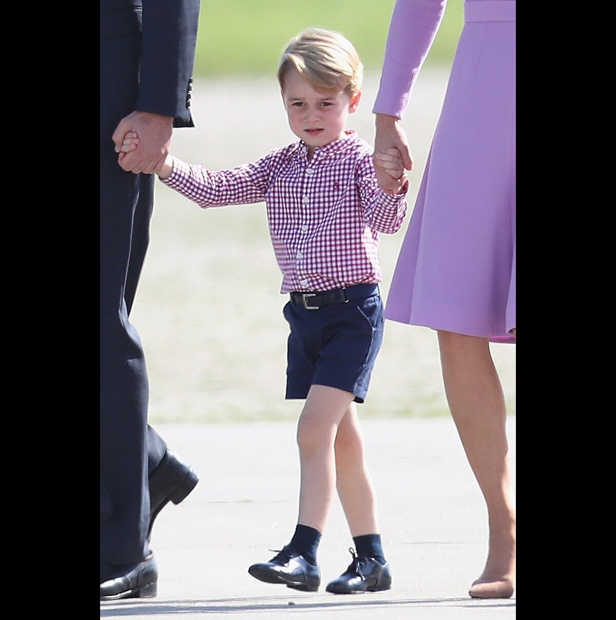Foto: Príncipe George apostou em bermuda e camisa xadrez - Purepeople