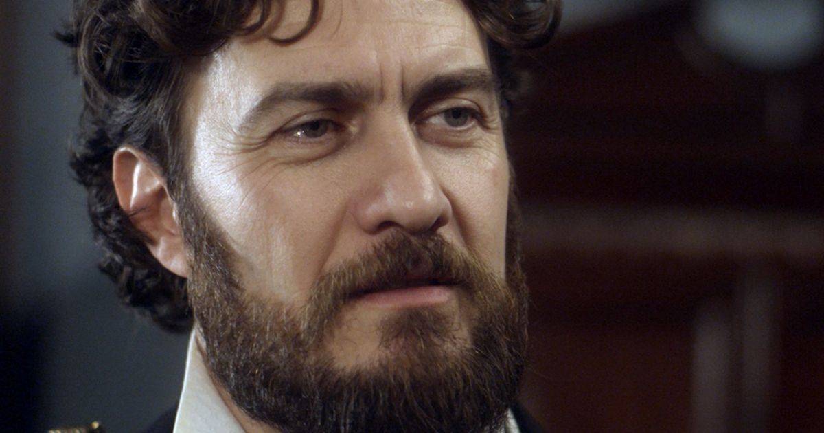 Thomas (Gabriel Braga Nunes) decide usar a ausência do príncipe para se ...