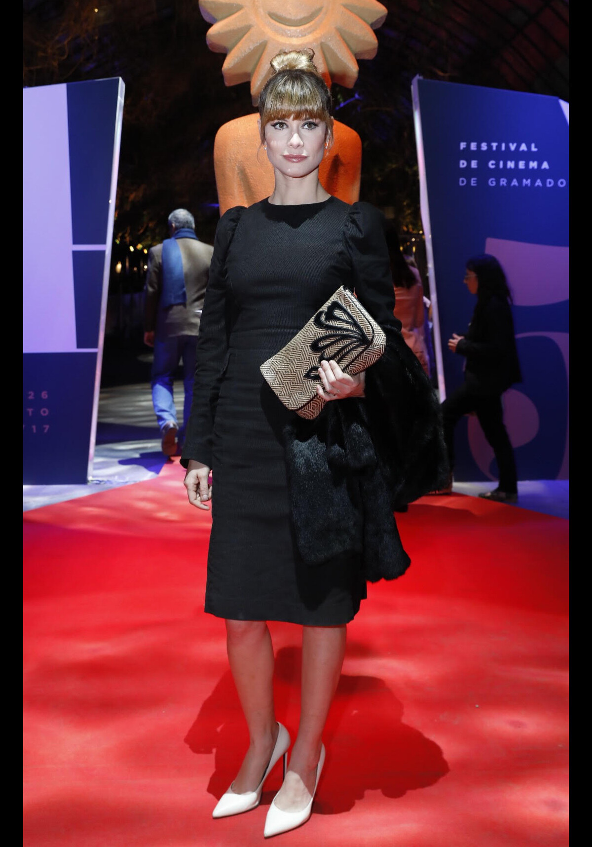 Foto: Alinne Moraes combinou o vestido midi preto com scarpins off ... Foto: Alinne Moraes combinou o vestido midi preto com scarpins off ...