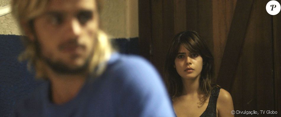 Junto de Caíque (Felipe Simas), Nanda (Julia Dalavia) conta a Ben ...