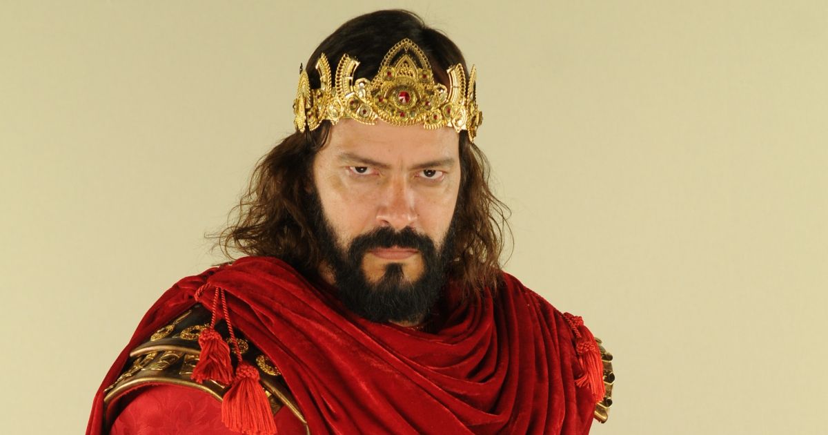 Nabucodonosor (Heitor Martinez) se surpreende ao ver as pintas nas mãos ...