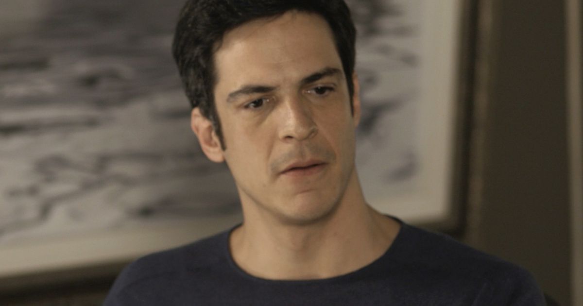 Eric (Mateus Solano) descobre que Luiza (Camila Queiroz) e Antônia ...