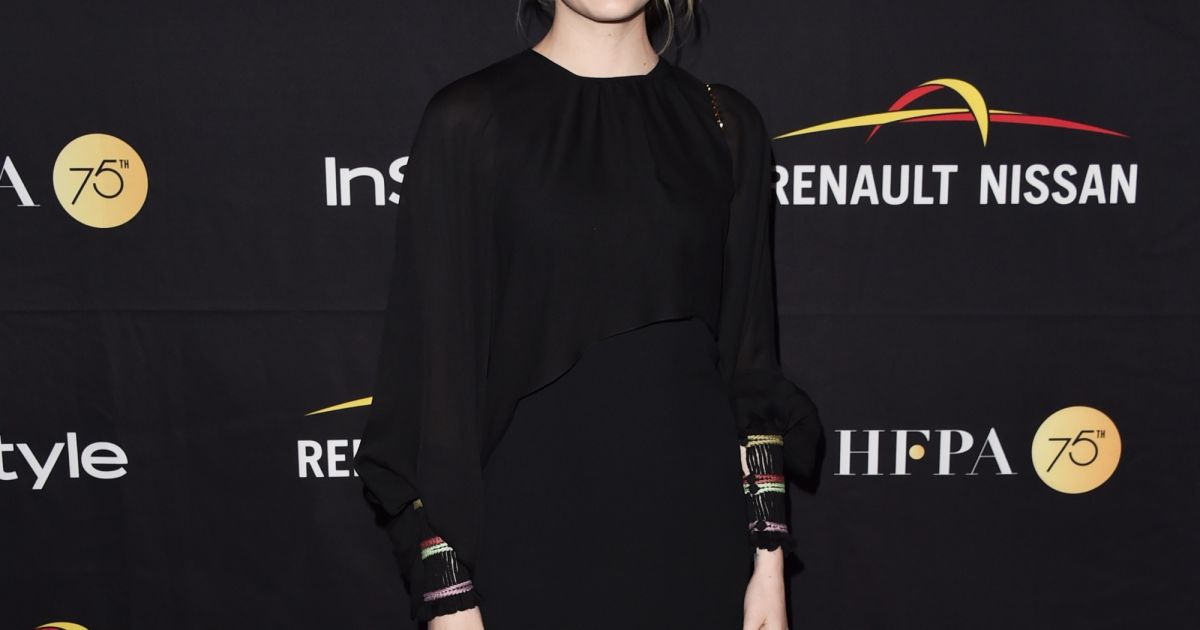 Em oposição ao look claro, Emma Stone também usou vestido Chloé coleção ...