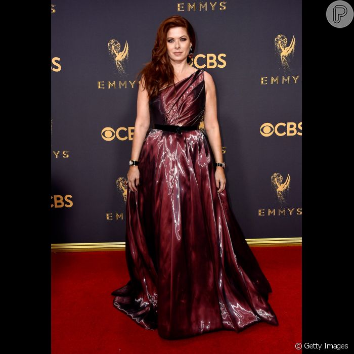 A atriz Debra Messing optou por um longo Romona Keveza com tecido ...