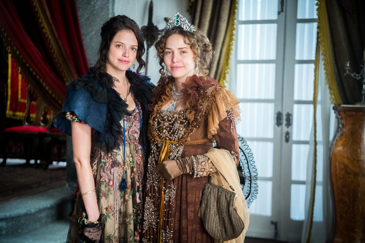 Foto: Leopoldina (Leticia Colin) socorre Domitila (Agatha Moreira) após ...