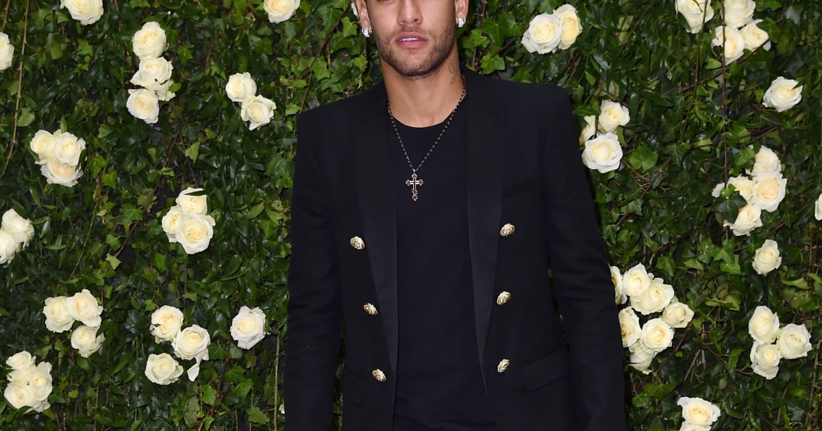 Neymar usou um blazer da Balmain ao assistir um desfile da grife na ...