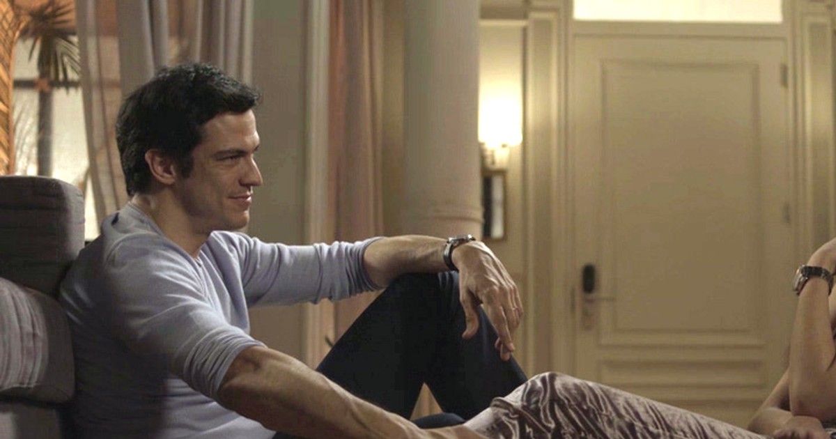 Eric (Mateus Solano) concorda com a reclamação de Luiza (Camila Queiroz ...