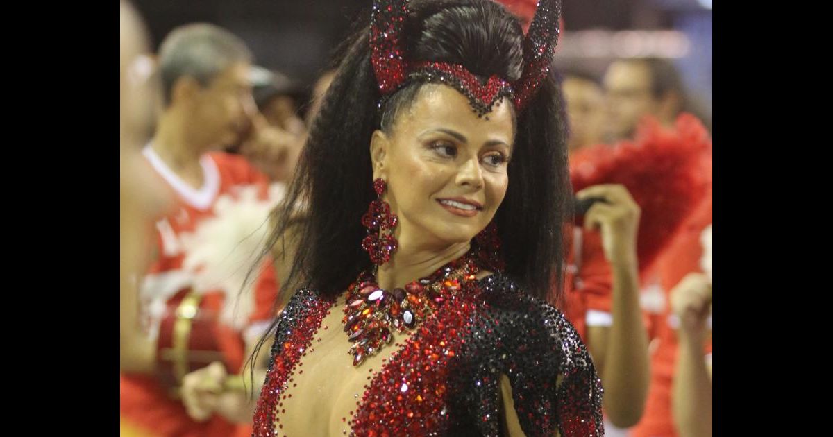 Viviane Araújo foi fantasiada de diabinha - Purepeople Viviane Araújo foi fantasiada de diabinha - Purepeople