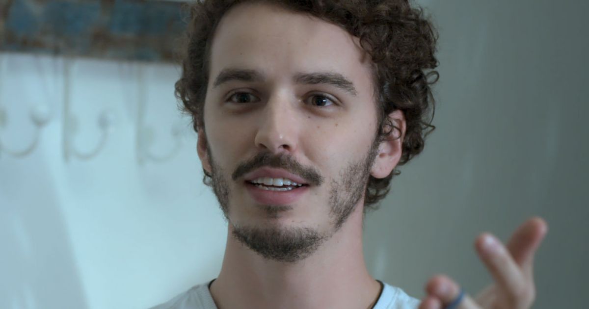 Claudio (Gabriel Stauffer) fica feliz ao reencontrar Ivan (Carol Duarte ...