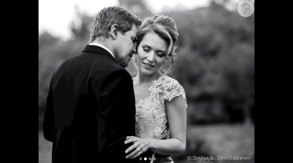 Karin Roepke optou por um vestido curto e rendado para a cerimônia ...