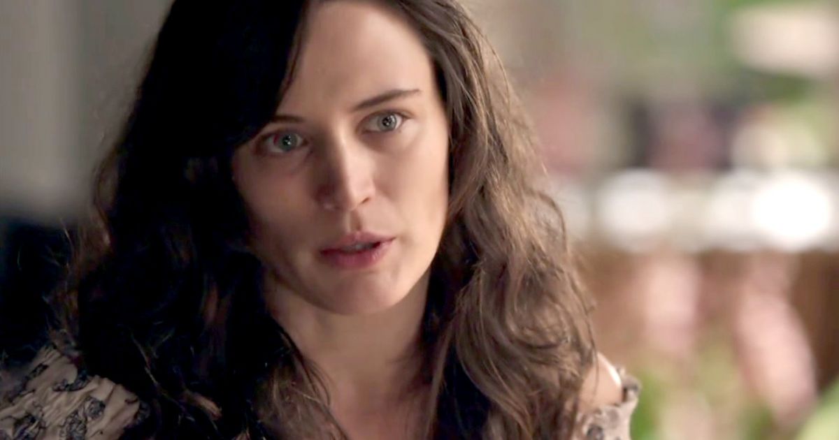 Clara (Bianca Bin) começa a ter alucinações depois que Lívia (Grazi ...