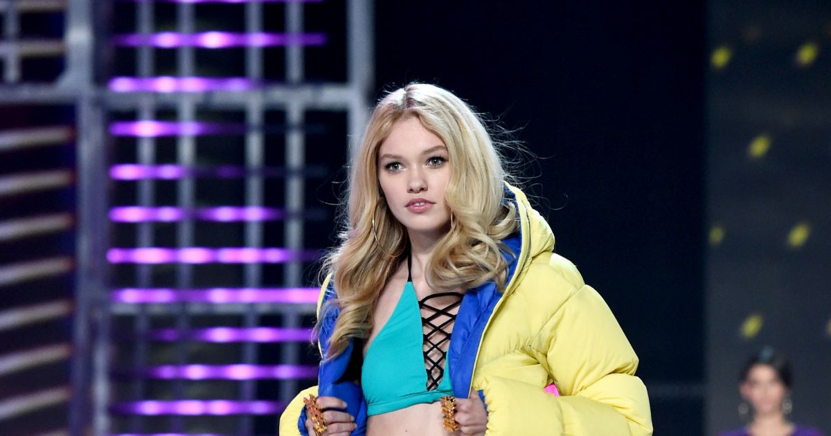 Maggie Lane desfilou com um look descontraído na passarela - Purepeople