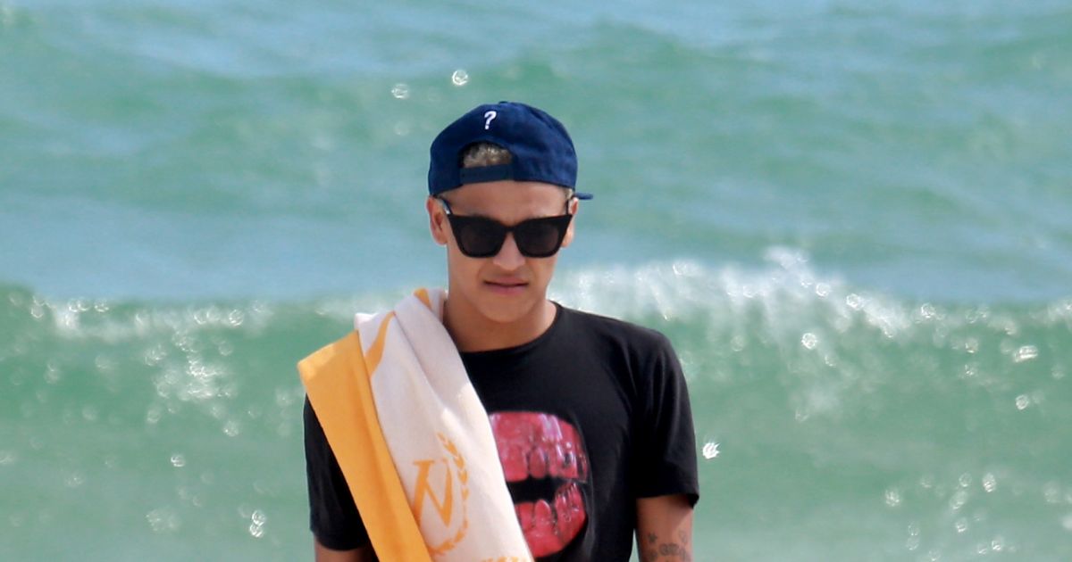 Pabllo Vittar completou a produção com chinelos slipper - Purepeople