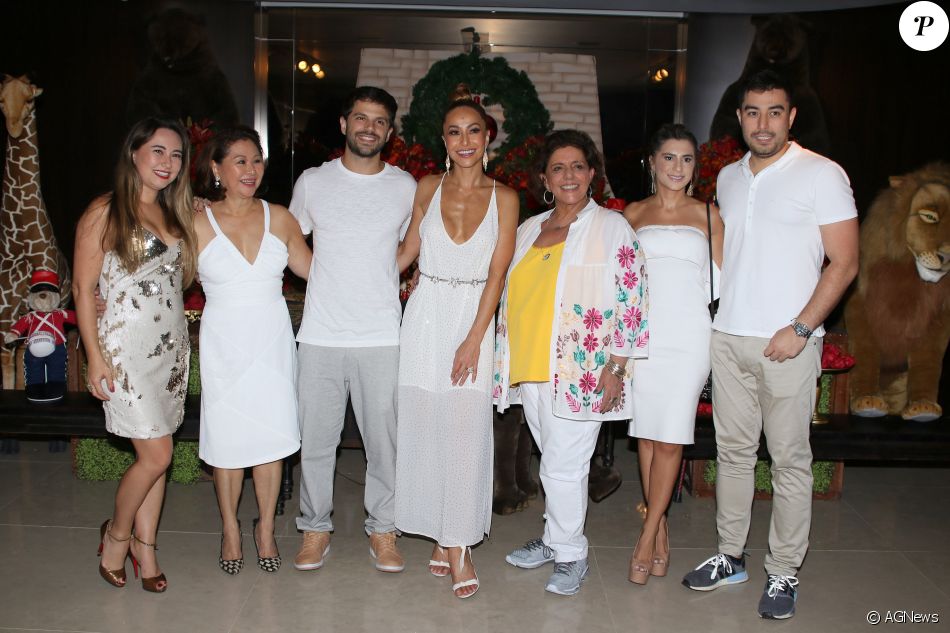 Sabrina Sato reuniu a família na festa de fim de ano de sua equipe ...