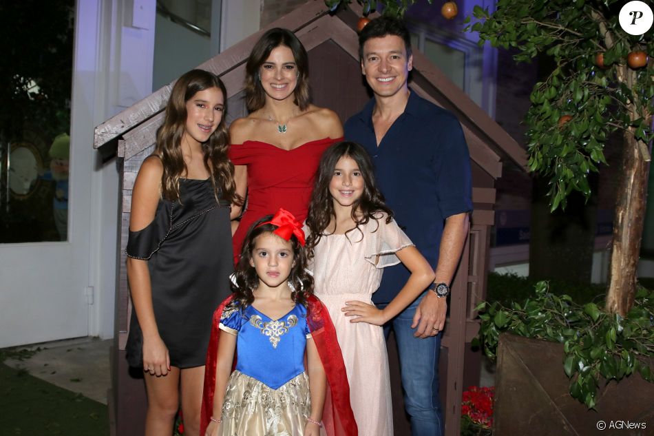 Rodrigo Faro posa com as filhas, Helena, Clara e Maria, e a mulher ...