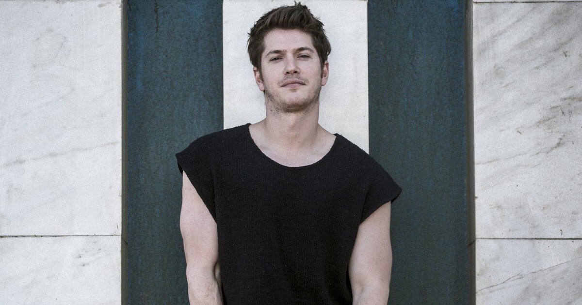 Solteiro, Caio Paduan é visto aos beijos com loira em evento em ...