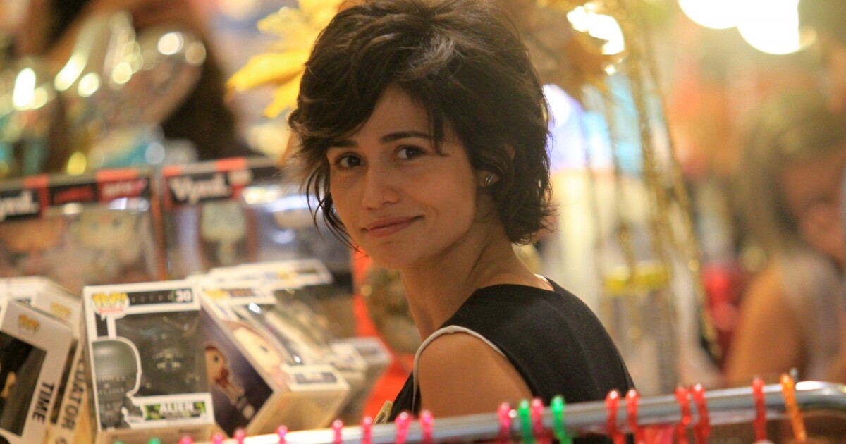 De férias da TV, Nanda Costa exibe novo visual e atende fã em shopping ...