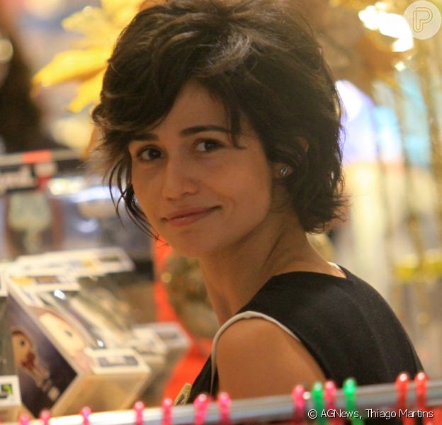Com cabelo curto, Nanda Costa atende fã em shopping do Rio. Fotos ...