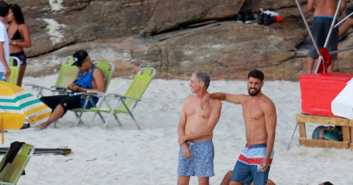 Cauã Reymond se divertiu com o pai, José Marques - Purepeople