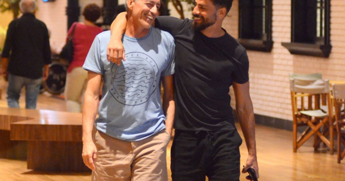 Cauã Reymond passeou com o pai, José Marques, pelo shopping Village ...