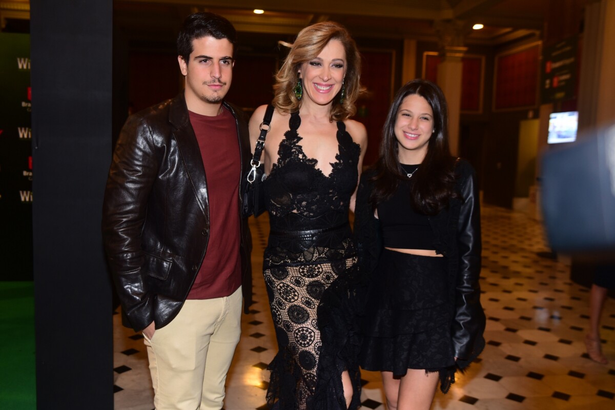 Foto: Sophia Raia esteve na companhia de seus pais e o irmão, Enzo ...