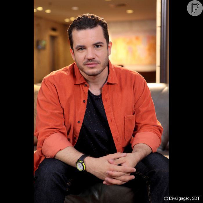 Vitor (Thiago Mendonça), tenso com a suspeita de ser pai da filha de ...