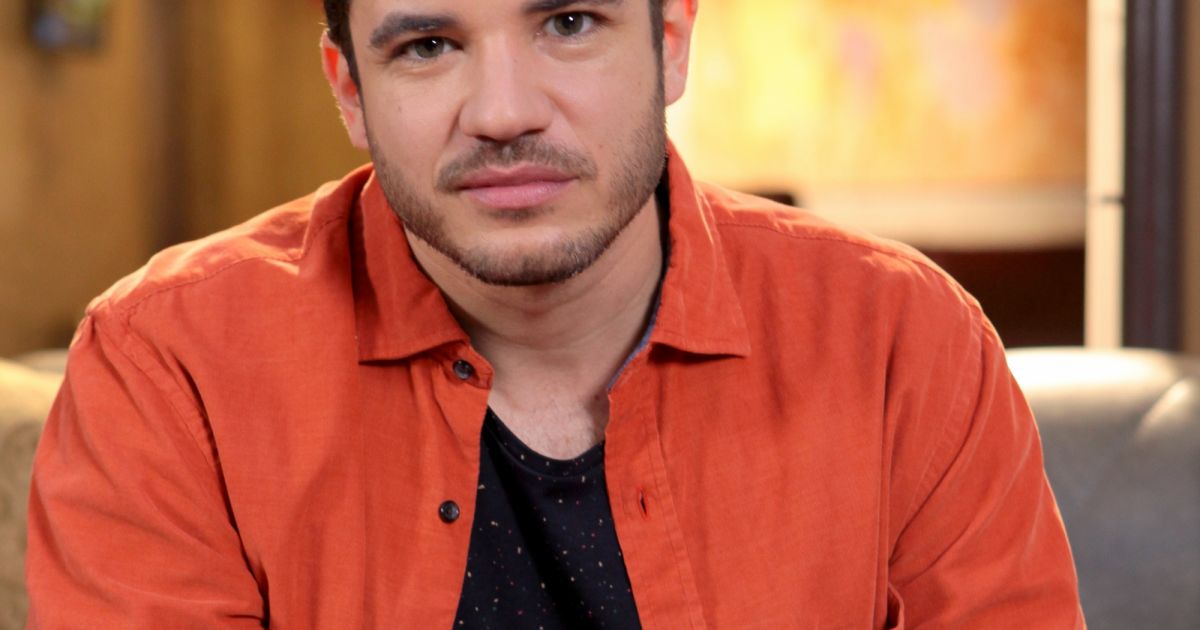 Vitor (Thiago Mendonça), tenso com a suspeita de ser pai da filha de ...