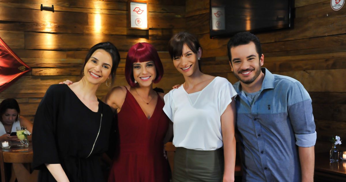 Vitor (Thiago Mendonça), acompanhado por Estefânia (Priscila Sol ...