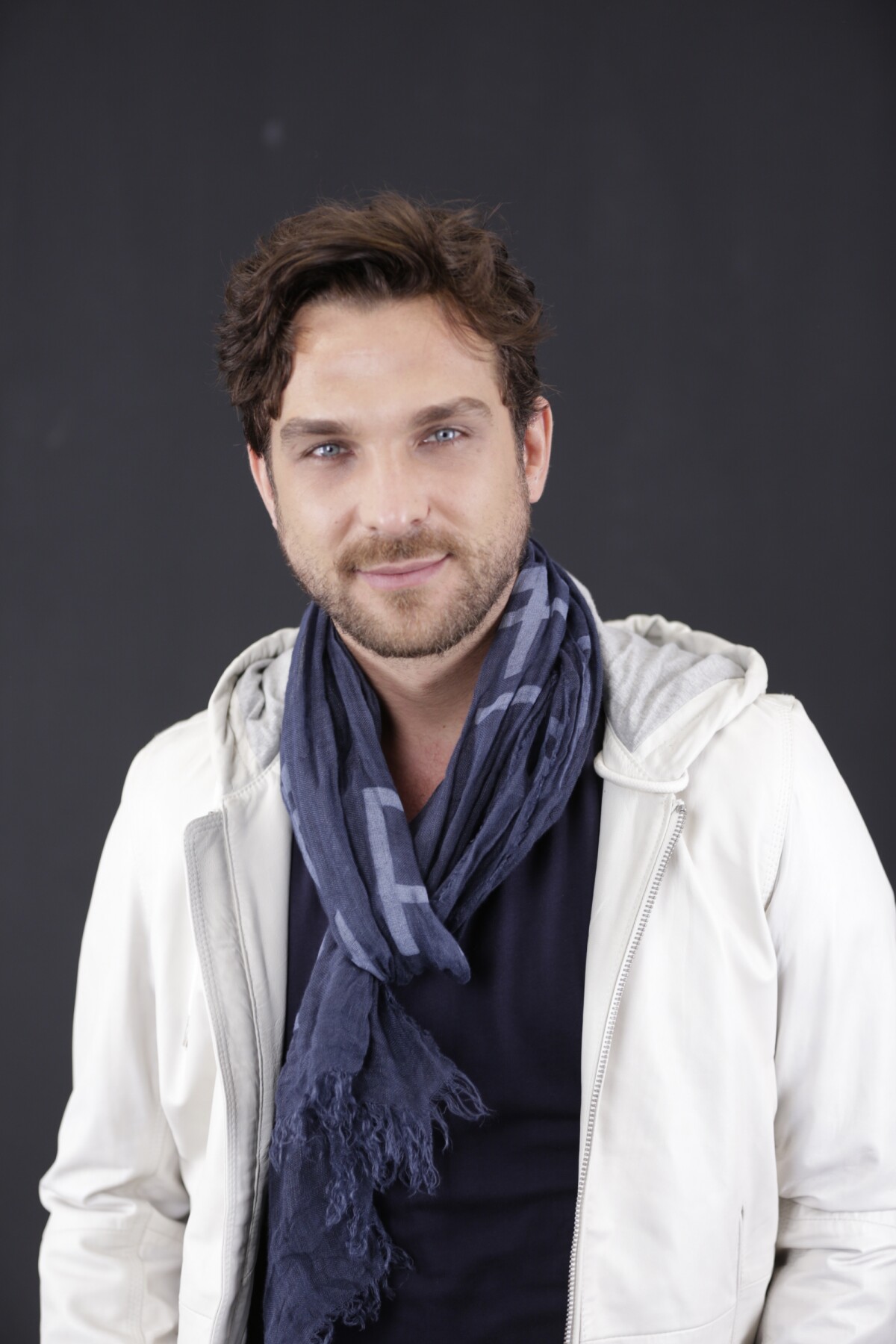 Foto: Benjamin (Igor Rickli) é convidado por Zoe (Juliana Knust) para ...