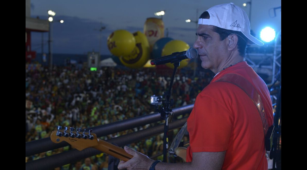 Foto: Durval Lelys celebra os 25 anos do Asa de Águia puxando o trio ...