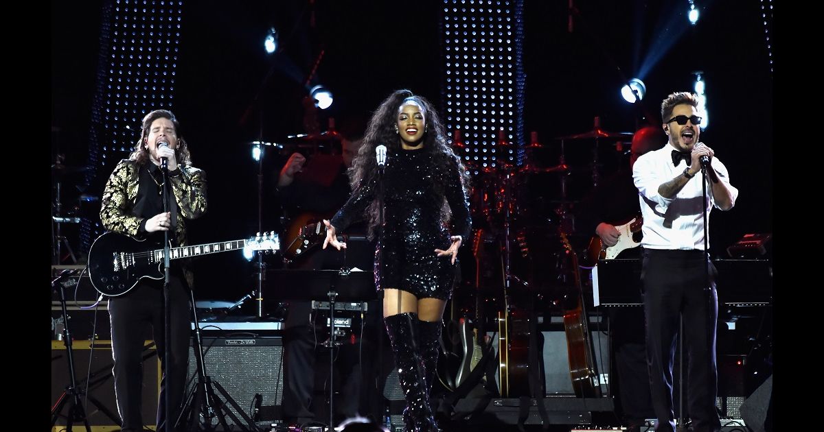 Iza dividiu com os fãs momentos do show no Grammy Latino - Purepeople